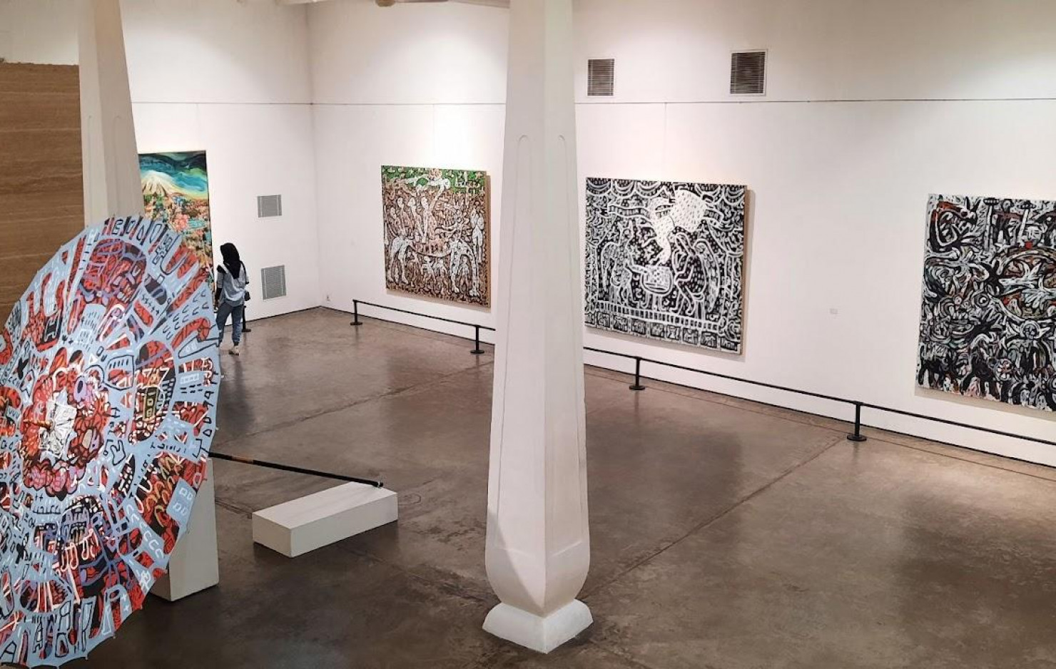 MENGAGUMI KARYA SENI 'KELALIMAN BENTUK' DI SEMARANG ART GALLERY